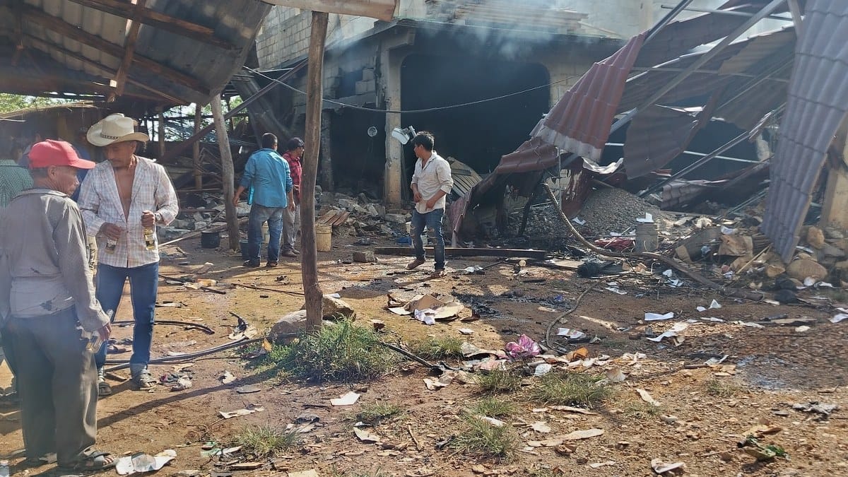 Explosión de pirotecnia destruye vivienda en Cochoapa el Grande, Guerrero