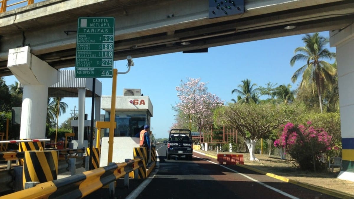 Reanudan el cobro de peaje en las casetas de Metlapil en Acapulco