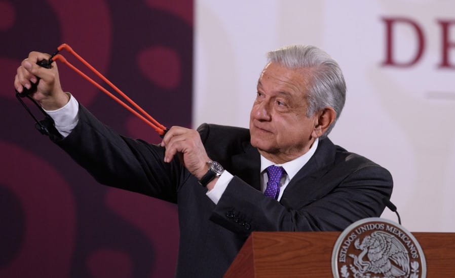 AMLO muestra resortera y balín de jóvenes que derribaron puerta de ...